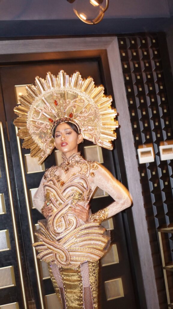 Hi-Tea Fashion Show untuk Rayakan Hari Batik